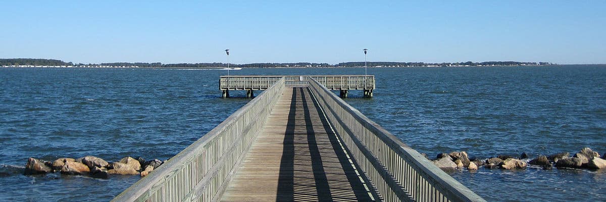 1280px-Holts_Landing_Pier – Crabbing Hub